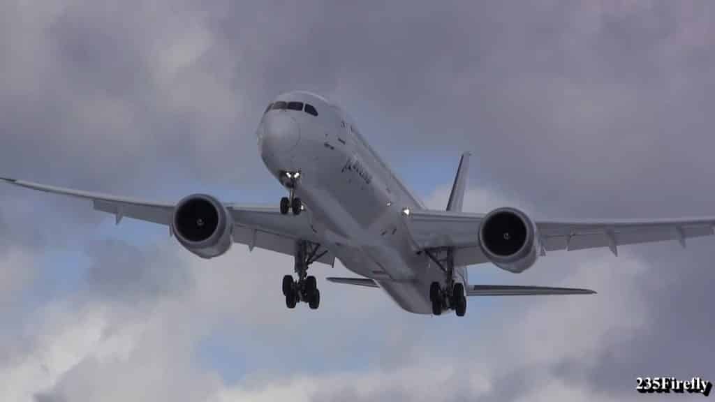 Boeing 787-10 Dreamliner - Crosswind Testing (Video)