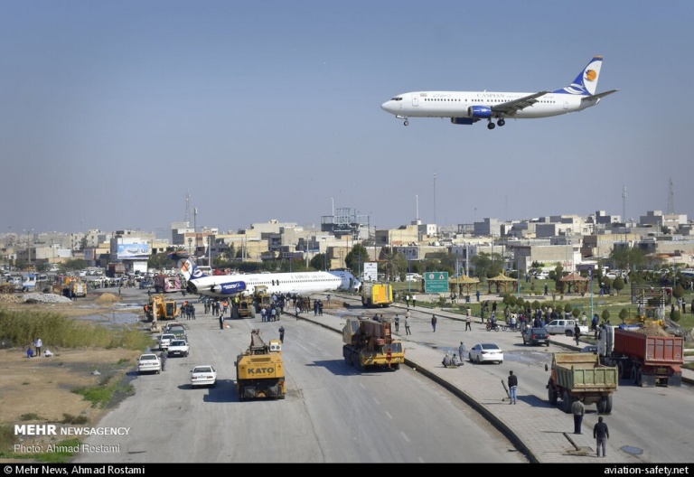 Un McDonnell Douglas MD-83 Caspian Airlines a ajuns pe o stradă din ...