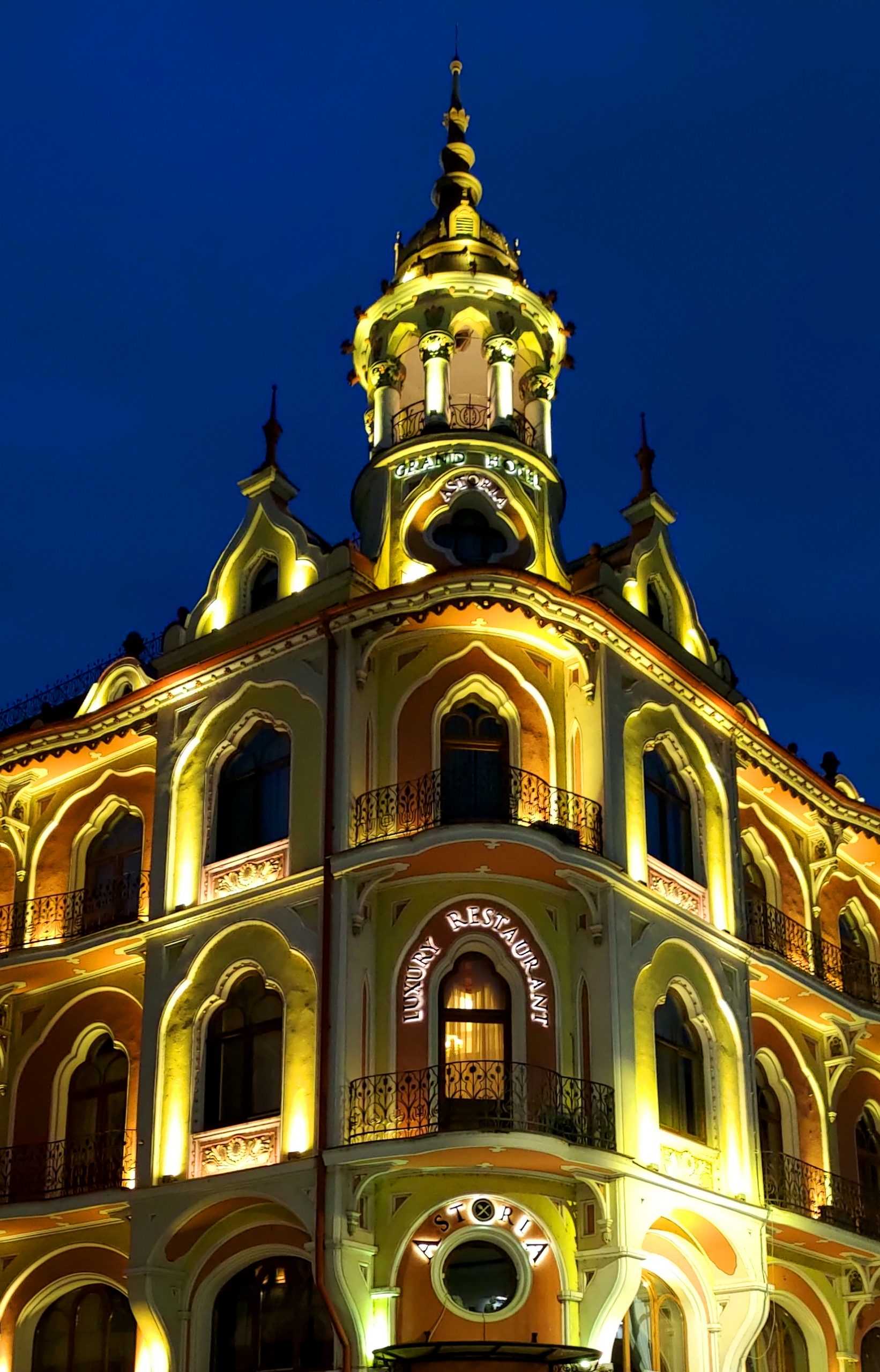 City Break Oradea: un oraș colorat, cu multe clădiri spectaculoase în ...
